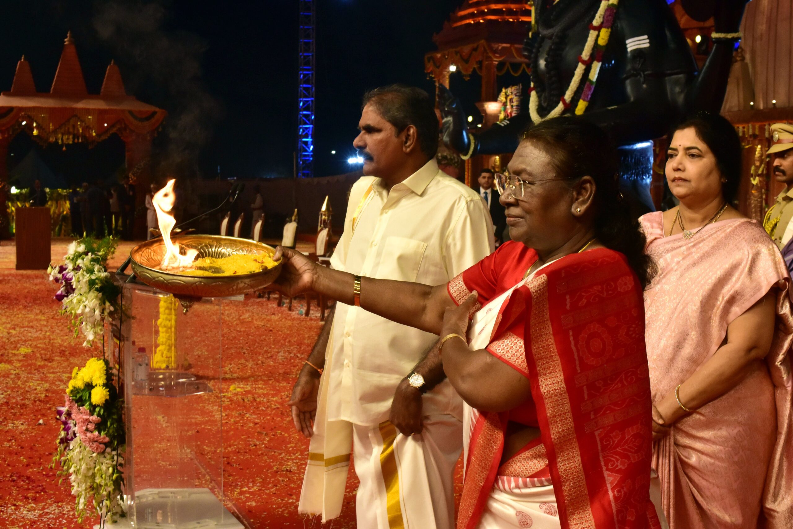 తొలి కార్తీక దీపాన్ని వెలిగించిన రాష్ట్రపతి ముర్ము – Nijam Today