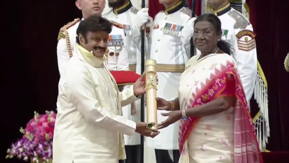 పద్మభూషణ్‌ అవార్డు అందుకున్న బాలకృష్ణ – Nijam Today